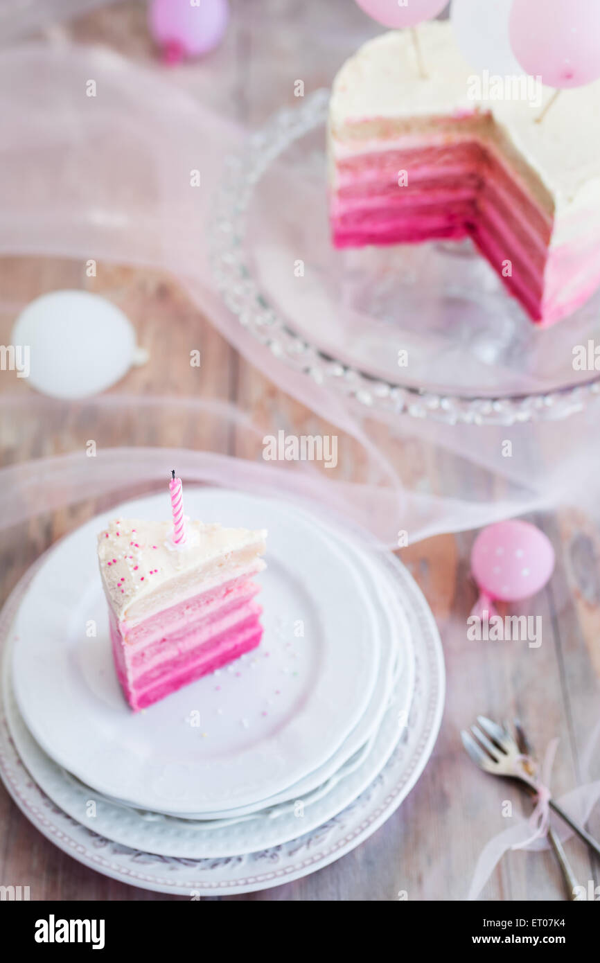 Torta rosa e bianca immagini e fotografie stock ad alta risoluzione - Alamy