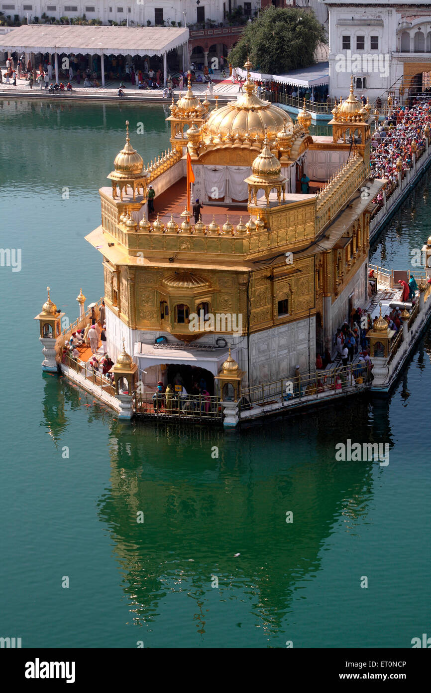 Vista aerea di Harmandir Sahib o Darbar Sahib o tempio d'oro di ...