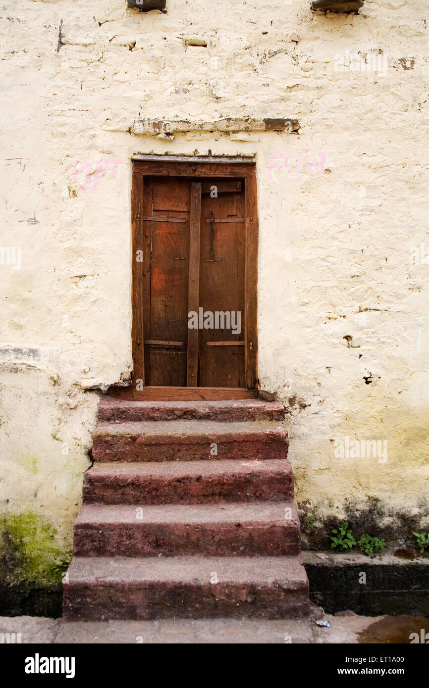 Porta chiusa con scalino immagini e fotografie stock ad alta ...