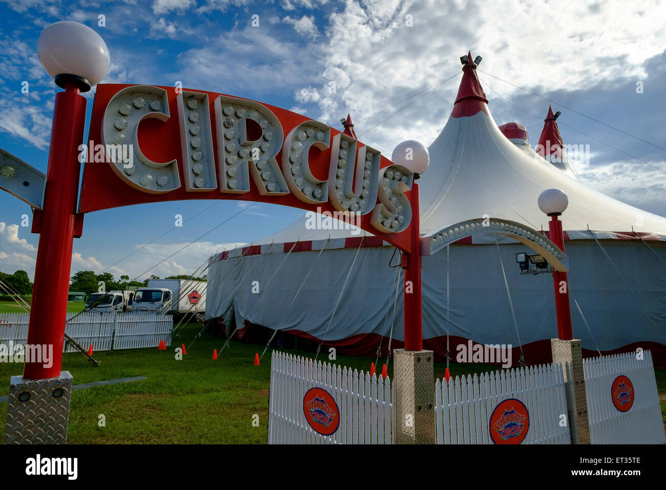 Bigtop circus tent immagini e fotografie stock ad alta risoluzione - Alamy