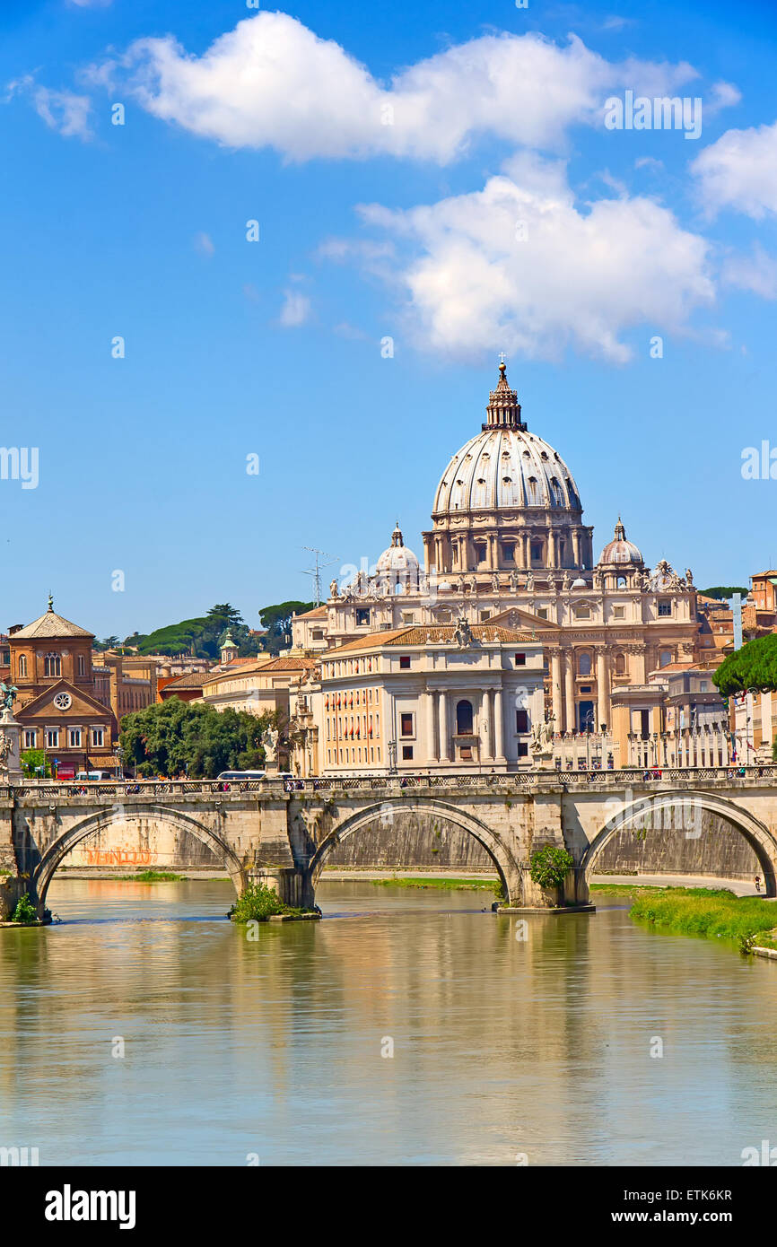 Facciata principale e cupola della basilica di san pietro immagini e ...
