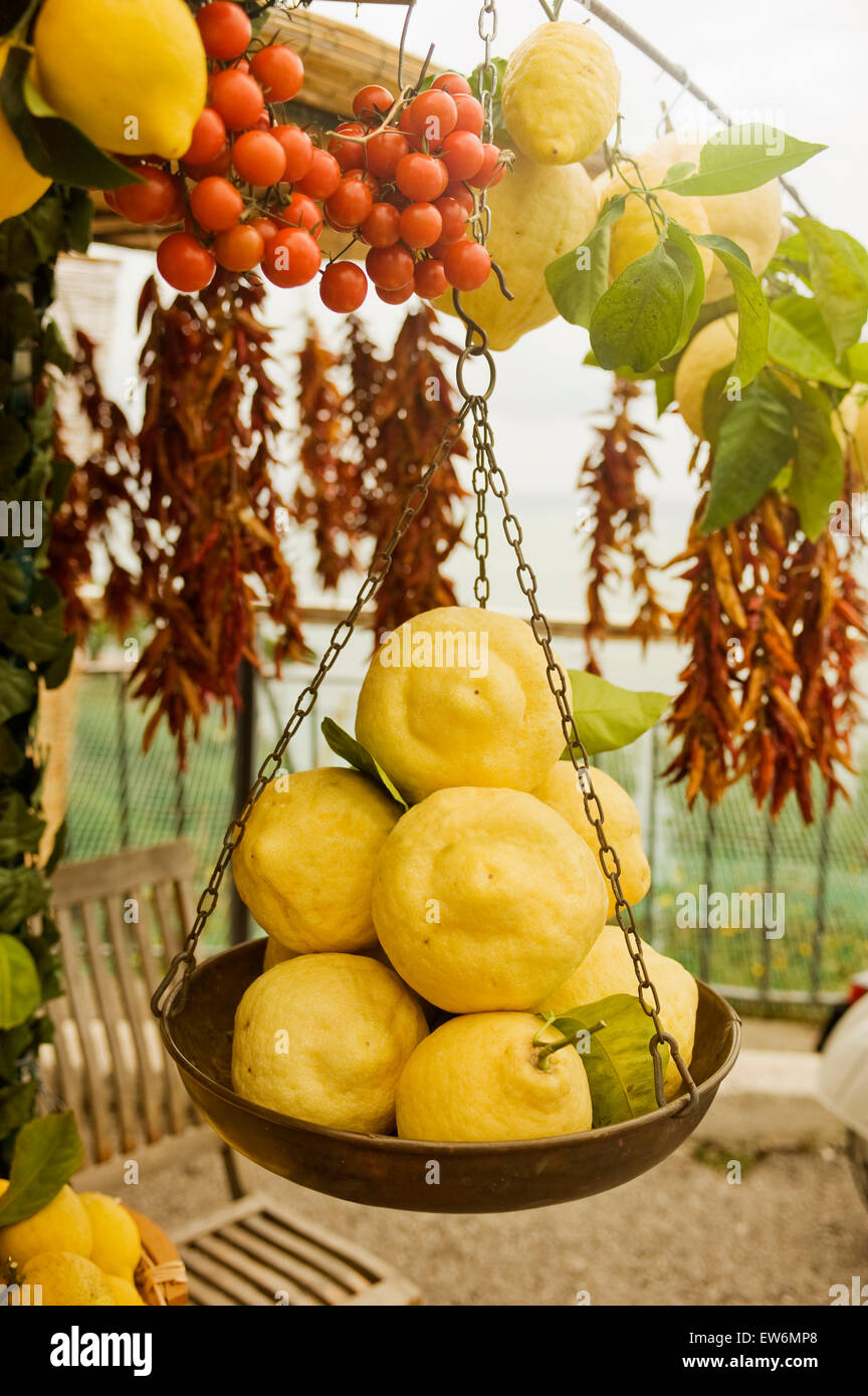 Limoni in una bancarella di frutta fuori positano immagini e fotografie ...
