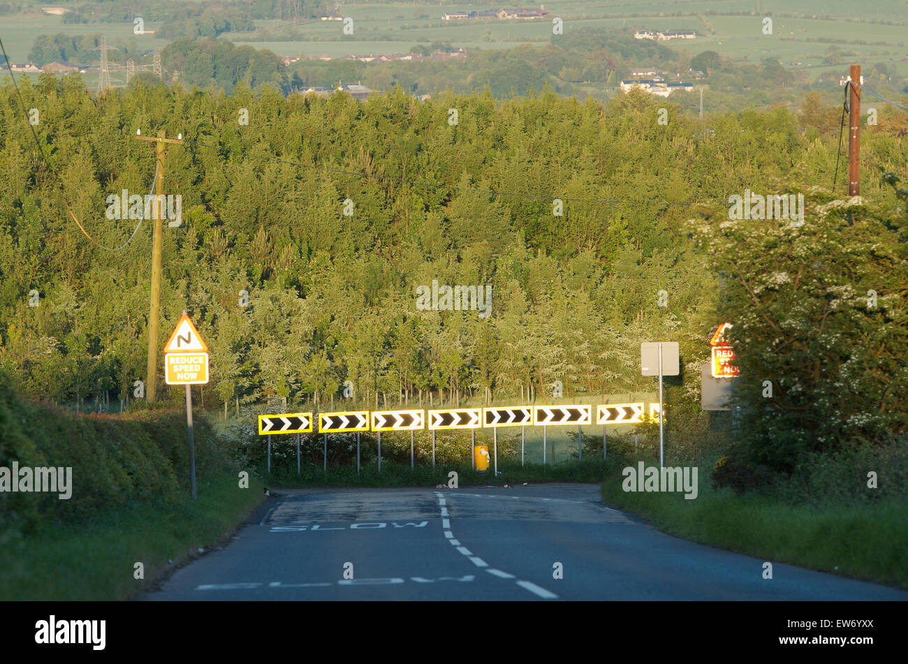Segno di curva stretta strada immagini e fotografie stock ad alta ...