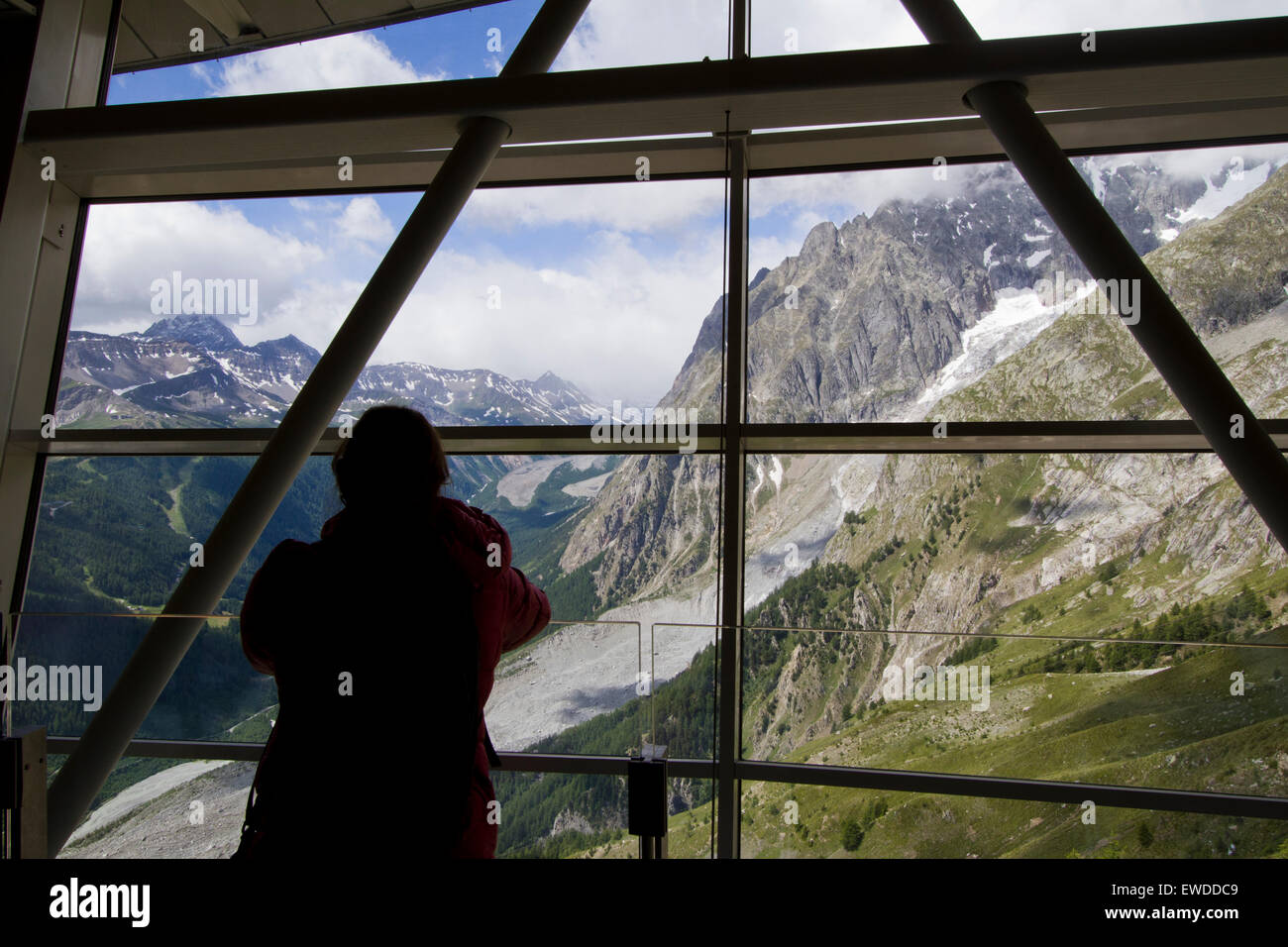 Courmayeur, Italia, 23 giugno 2015. Un visitatore guarda la Val Veny ...