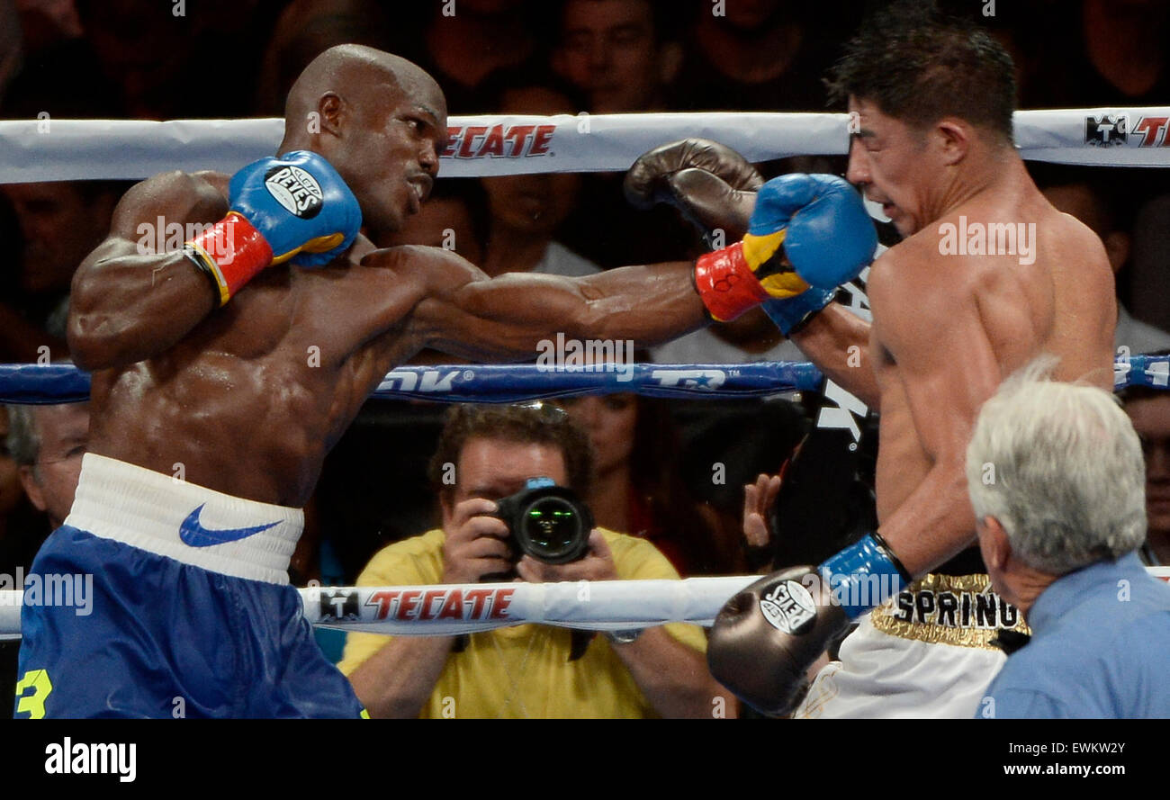 Carson CA. Il 27 giugno, 2015. (In linee blu ) Timothy Bradley va 12 ...