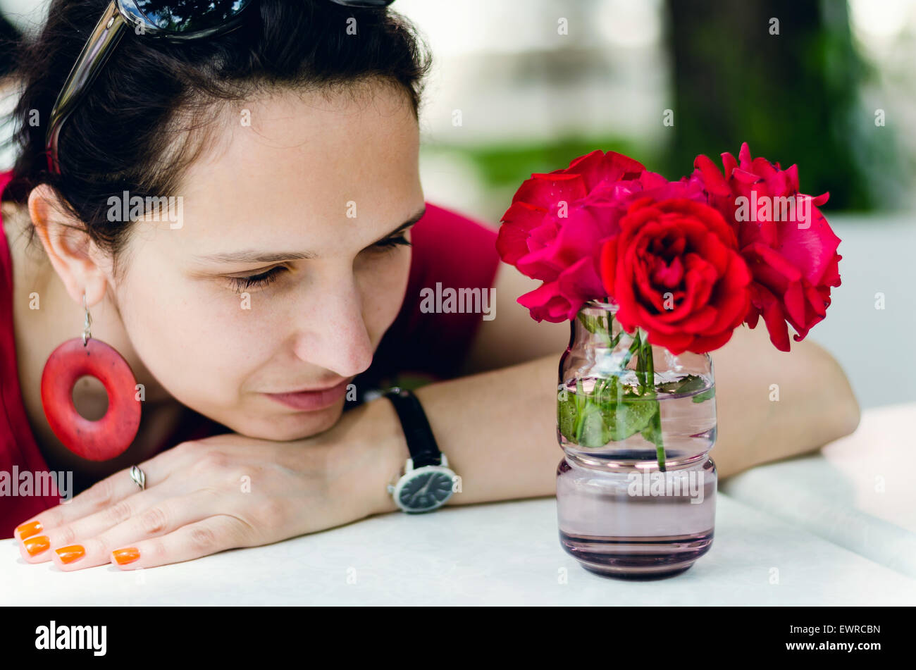 Ragazza e rose immagini e fotografie stock ad alta risoluzione - Alamy