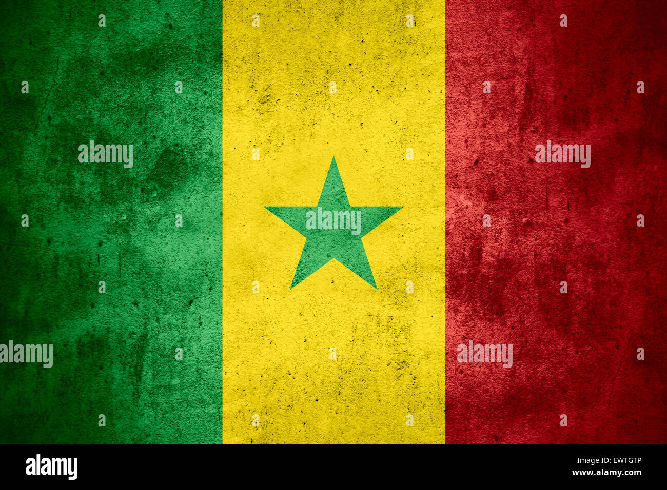 Bandiera del Senegal o banner senegalesi sul modello ruvida sfondo ...