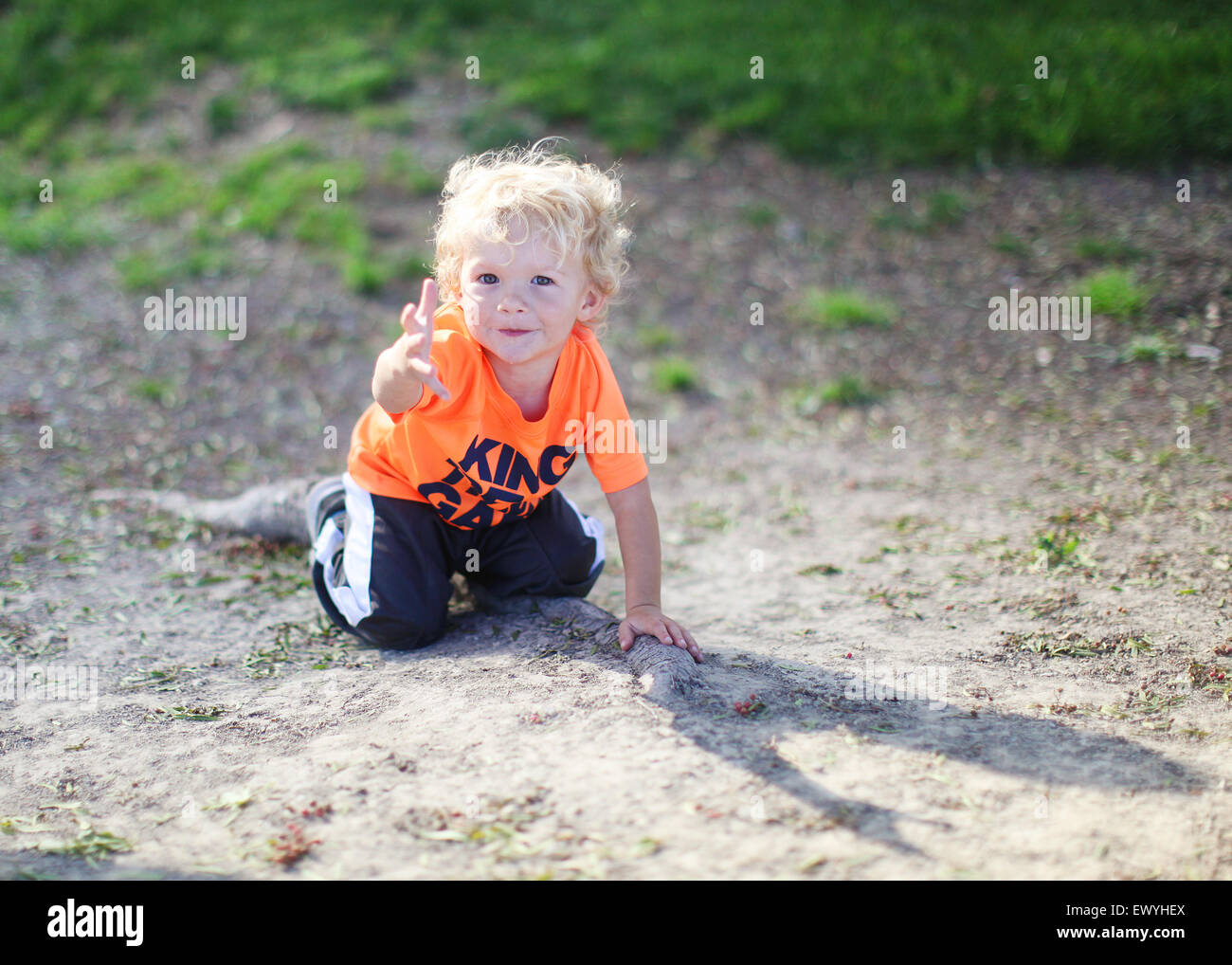 Seduto a terra immagini e fotografie stock ad alta risoluzione - Alamy
