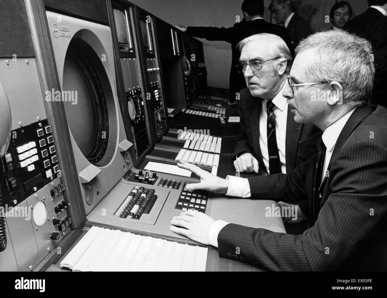 Controllore del traffico aereo degli anni '80 Foto e Immagini Stock in ...