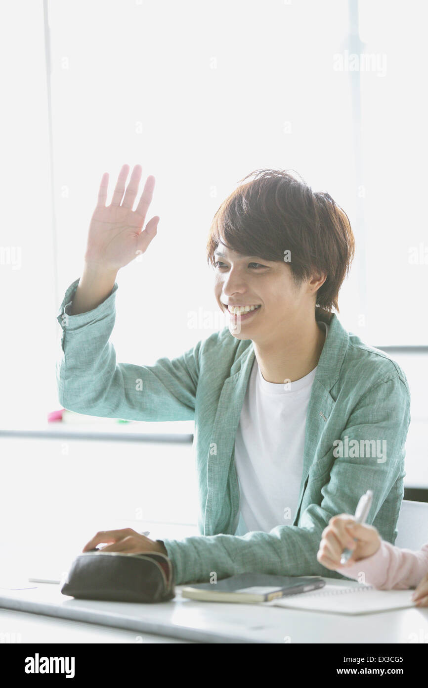 Studenti che alzano la mano in classe immagini e fotografie stock ad ...