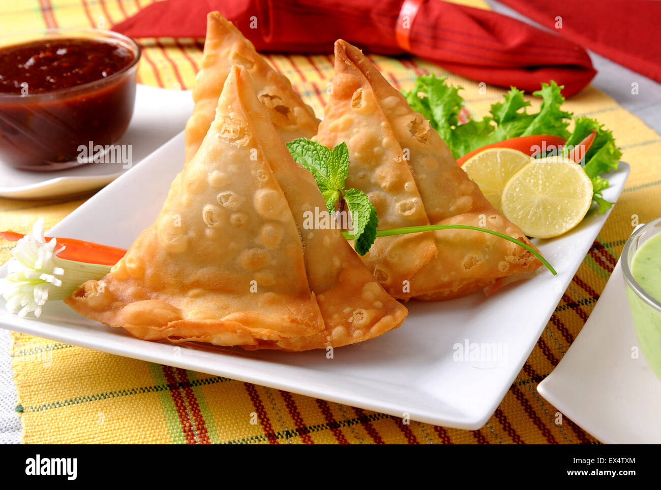 Pasticceria samosa immagini e fotografie stock ad alta risoluzione - Alamy