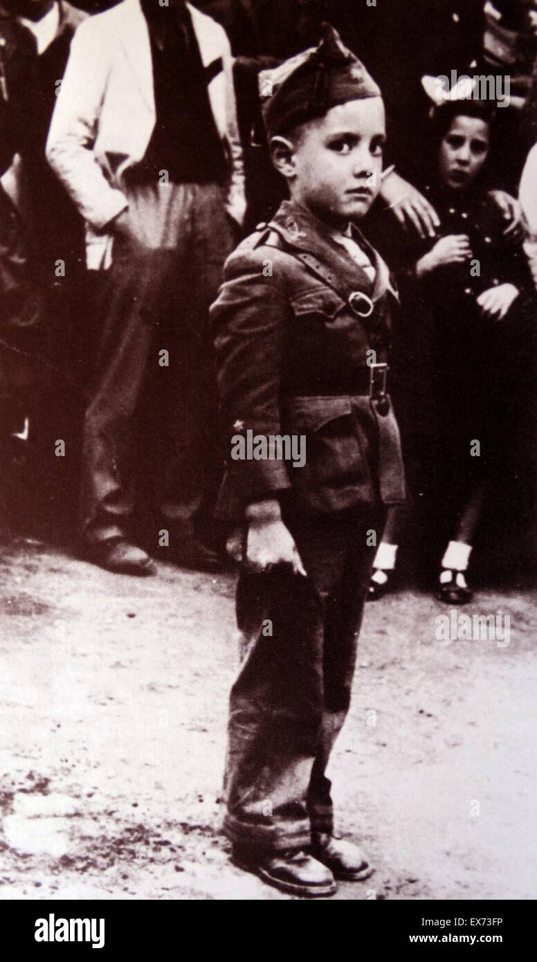 Un giovane ragazzo che indossa un esercito nazionalista in uniforme ...