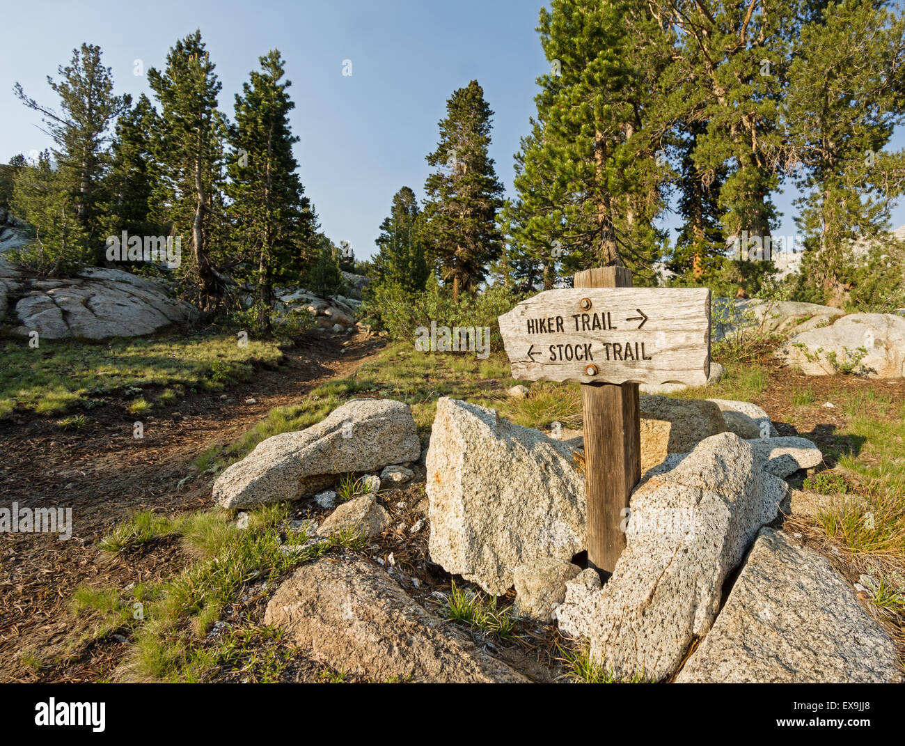 Cartello che indica l'escursionista trail e il sentiero di stock nelle ...