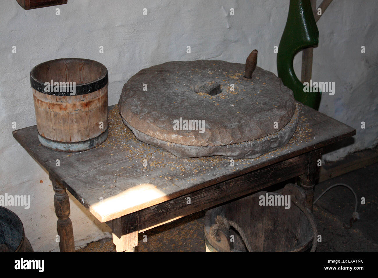 Rotary hand quern immagini e fotografie stock ad alta risoluzione - Alamy