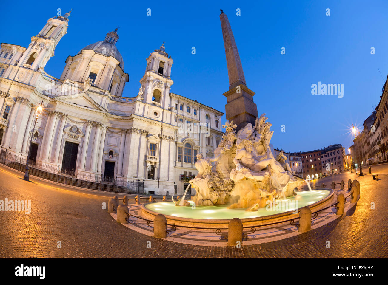 La Fontana dei Quattro Fiumi del Bernini e la chiesa di Sant Agnese in ...