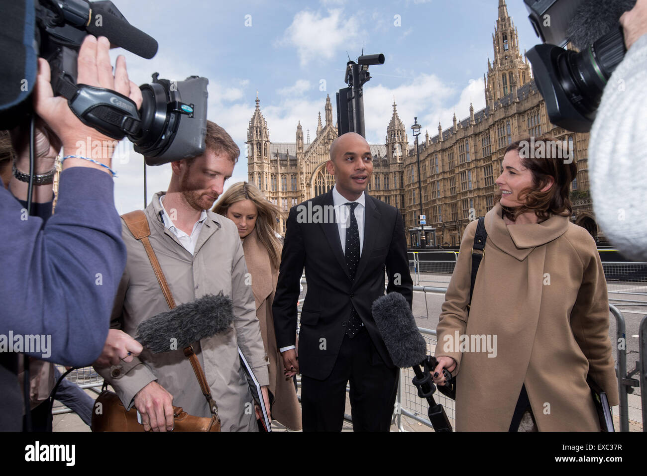 Andrew Marr visualizza gli arrivi di College Green di Westminster ...