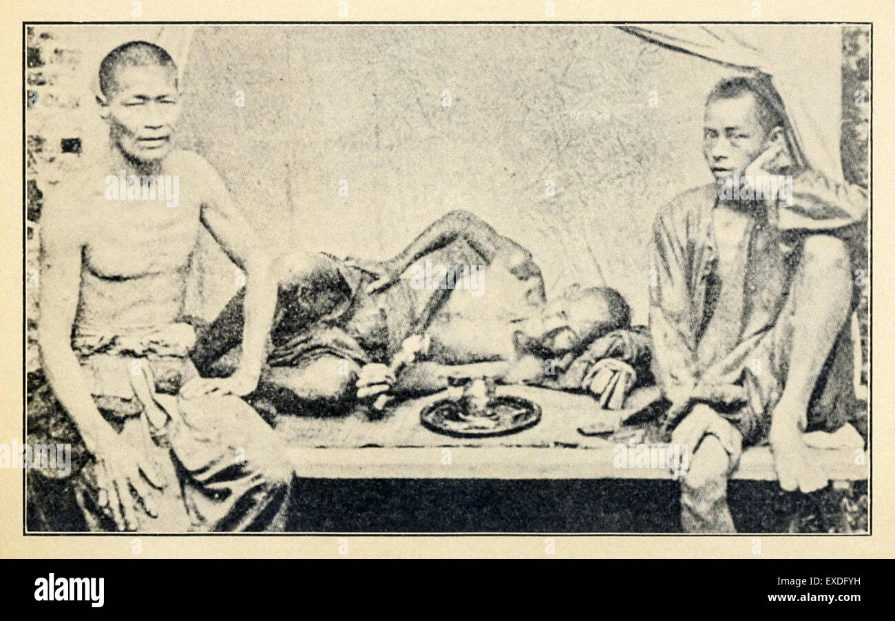L'oppio fiends nella Shishou (Jingzhou), in Cina circa il 1907. Questa ...