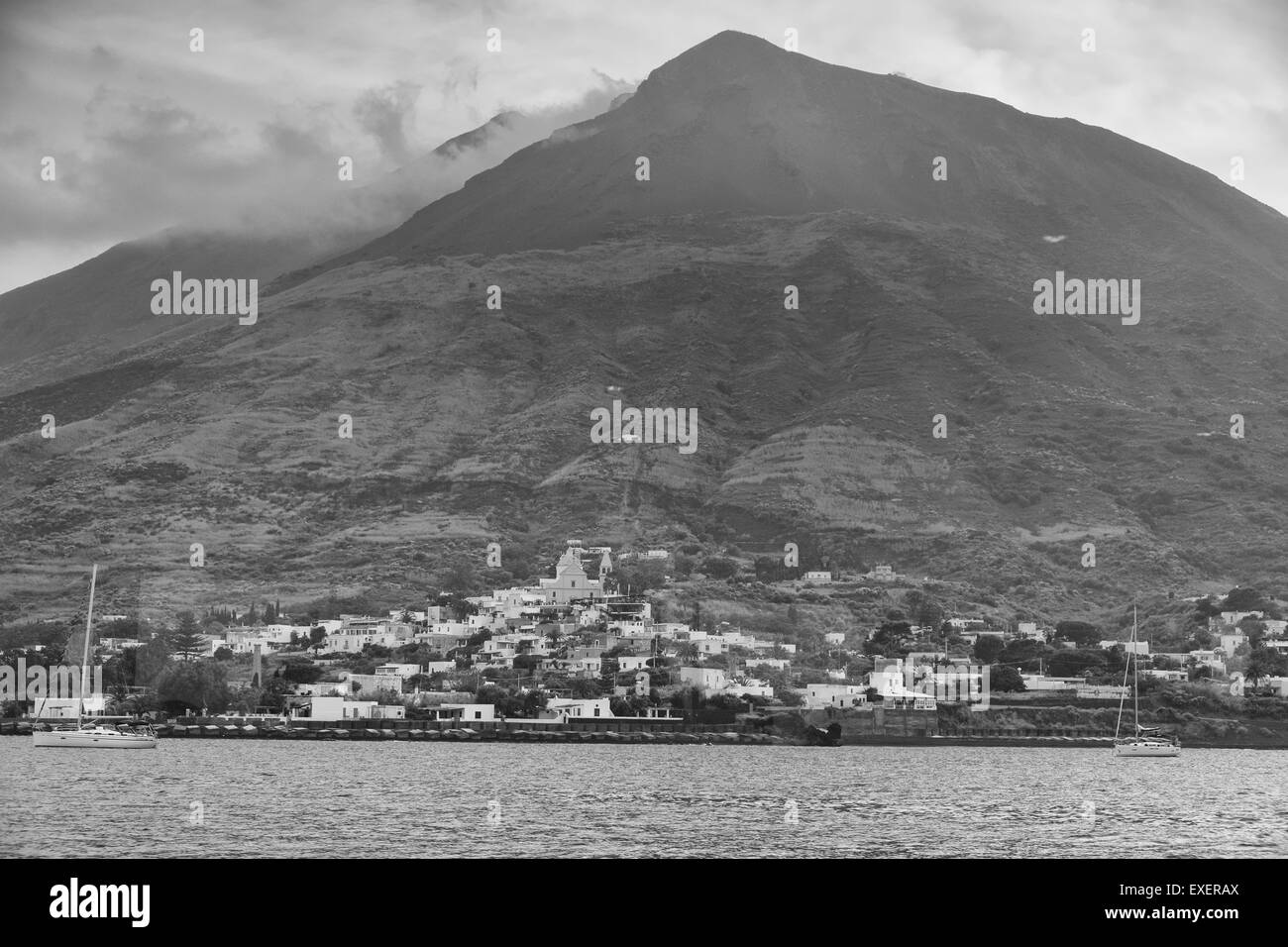 Vista degli stromboli con vista sul vulcano stromboli Foto e Immagini ...