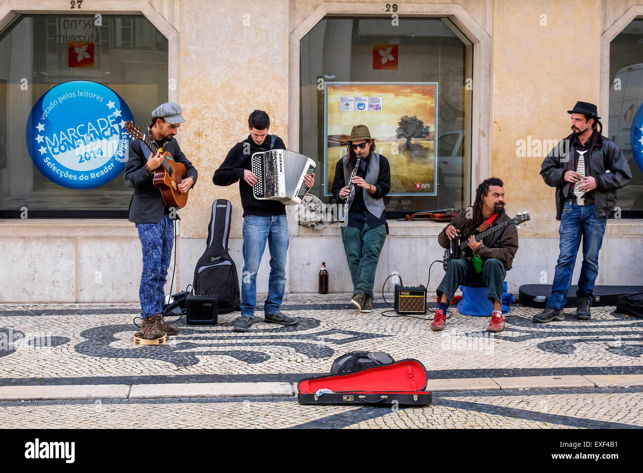 Musicisti di strada lisbona immagini e fotografie stock ad alta ...