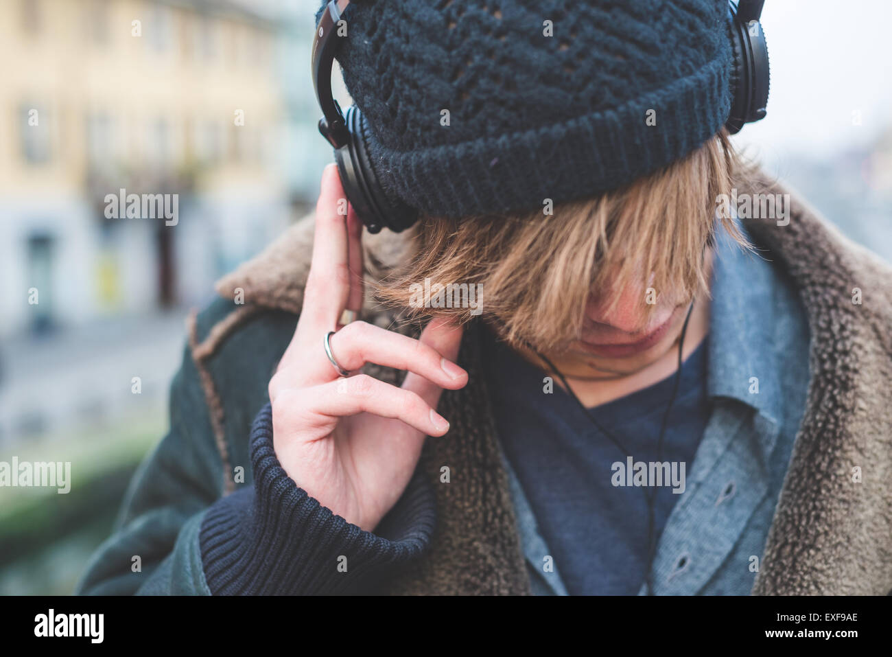 Uomo con cappello e cappotto sulle spalle immagini e fotografie stock ...