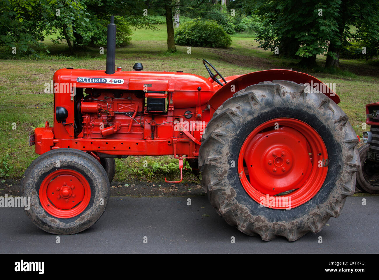 Anni sessanta rosso brillante Nuffield 460 serie fattoria modello trattore Foto stock - Alamy