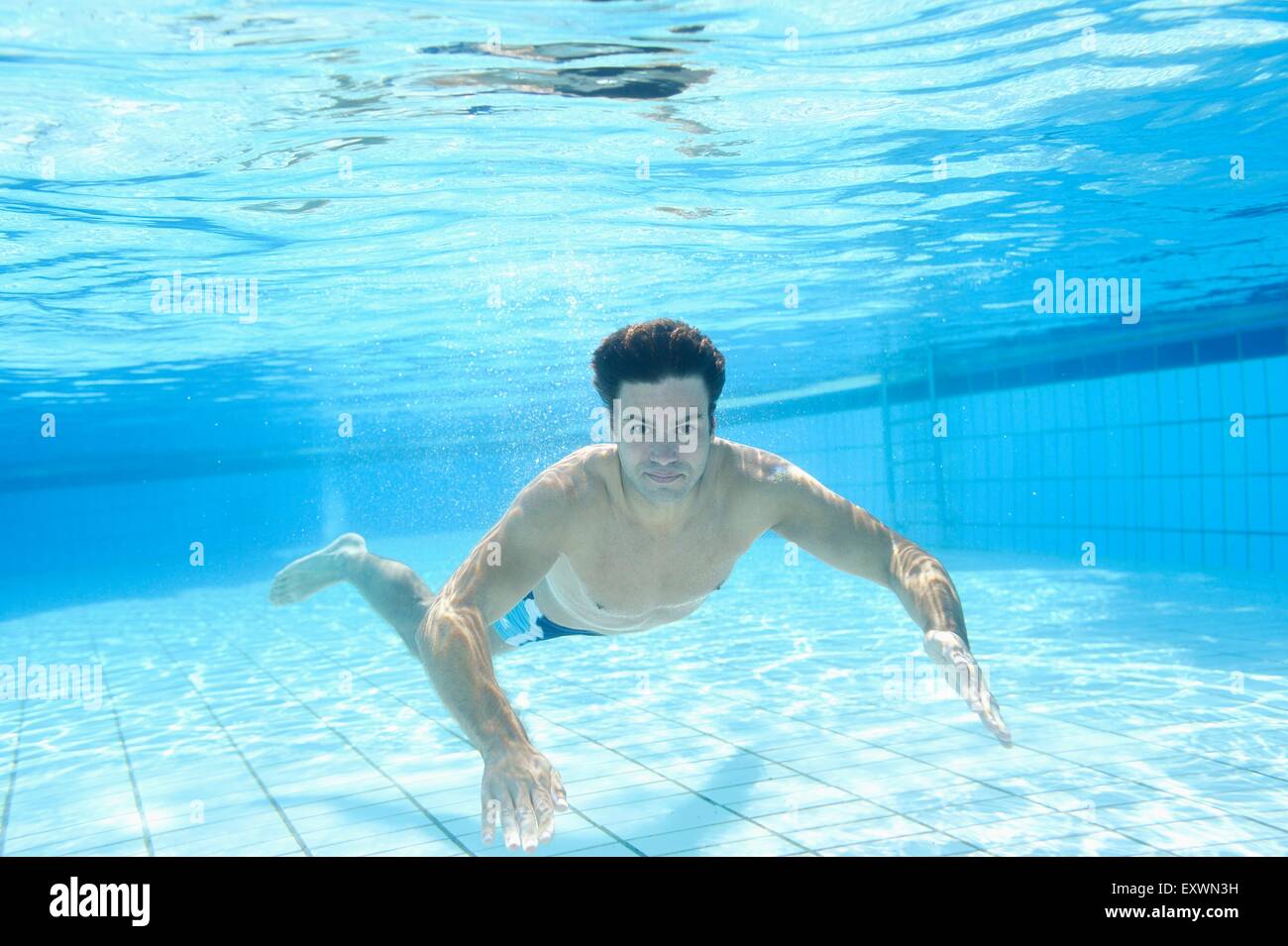 Uomo che nuota sott'acqua immagini e fotografie stock ad alta ...