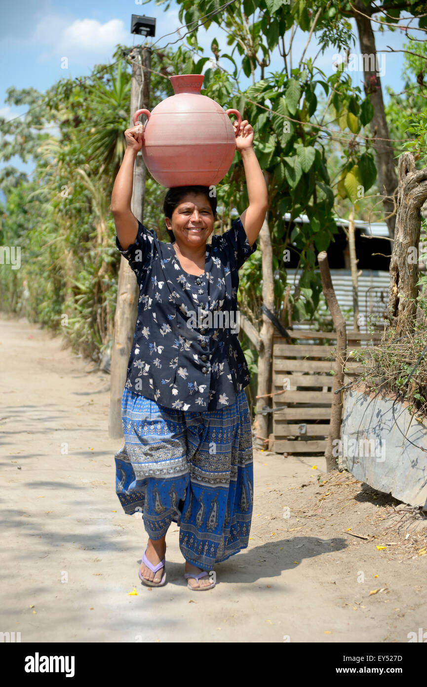 Donna che trasportano acqua in una brocca sulla sua testa, baraccopoli ...