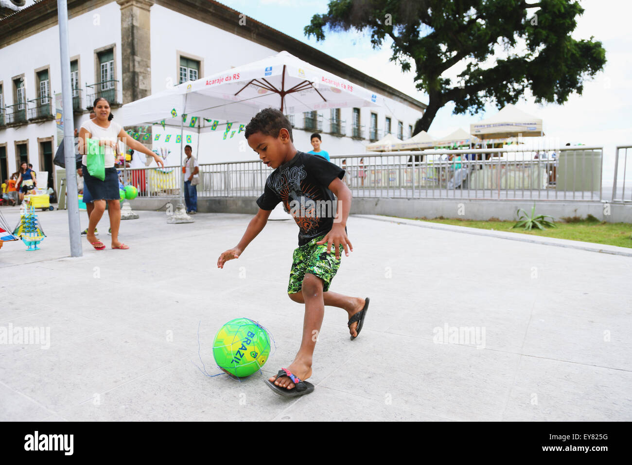 Kids playing soccer in brazil immagini e fotografie stock ad alta ...