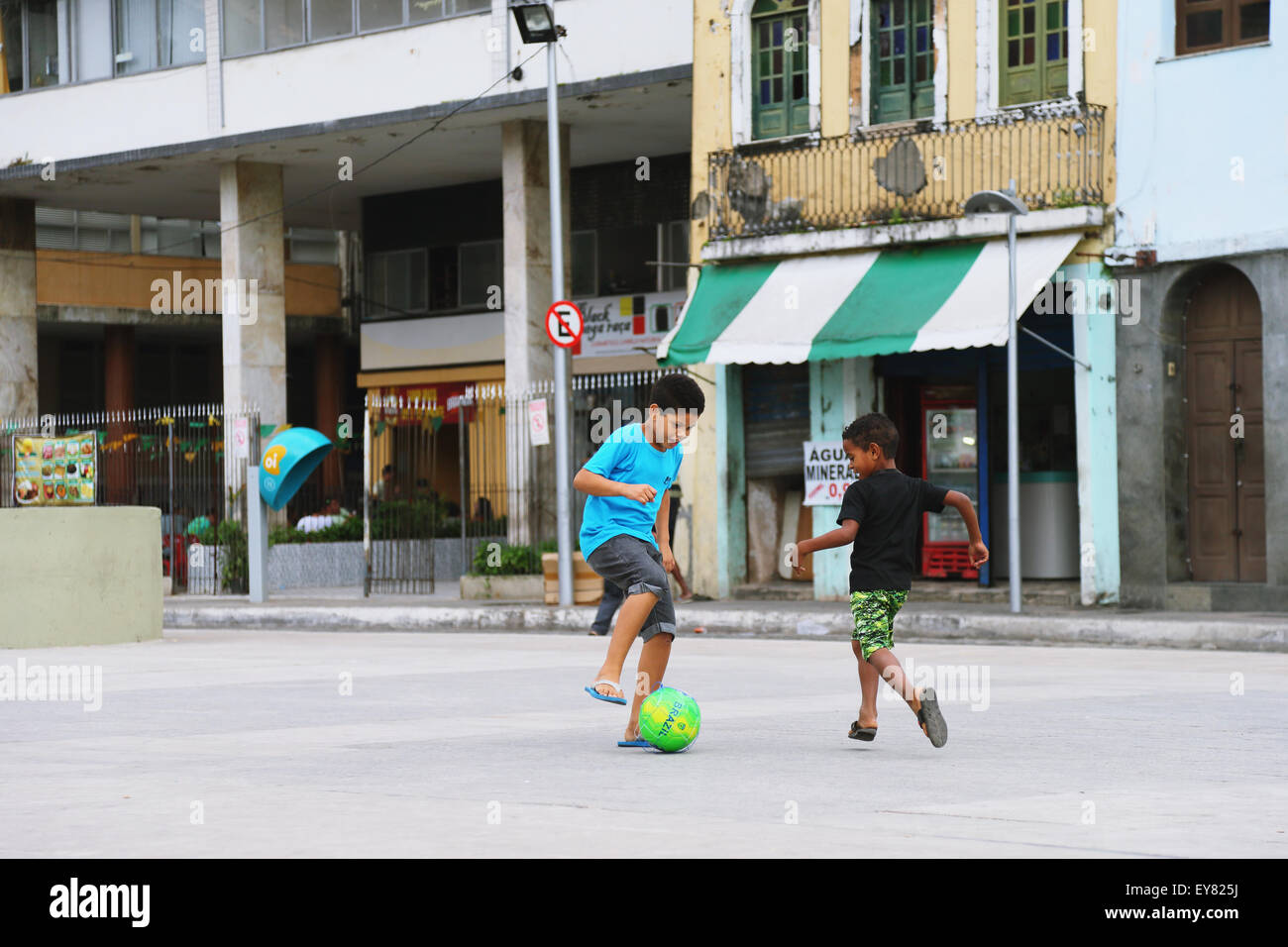 Bambini che giocano a calcio in strada immagini e fotografie stock ad ...