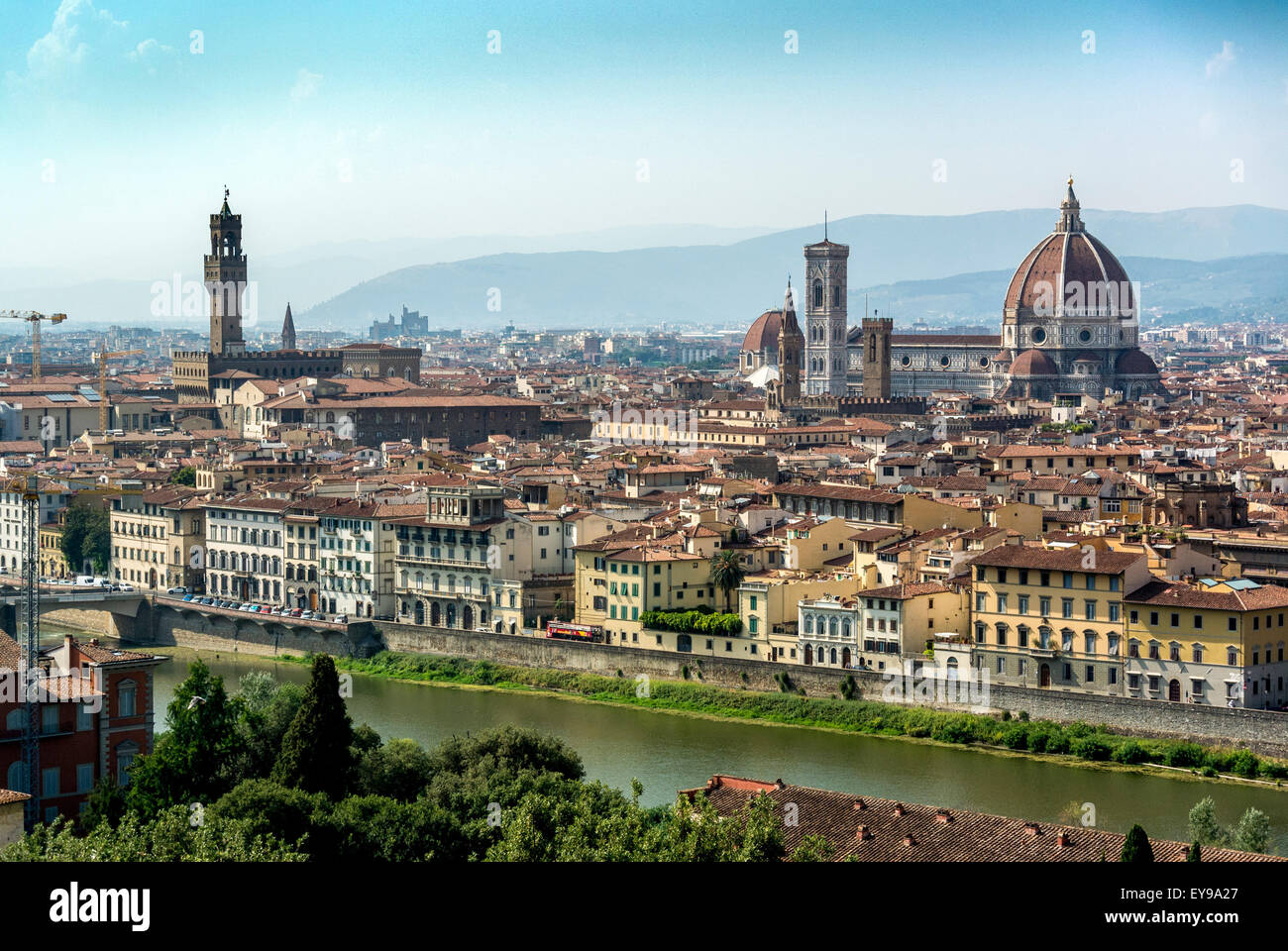 Cattedrale di Firenze e Palazzo Vecchio visto dal lato sud del fiume ...
