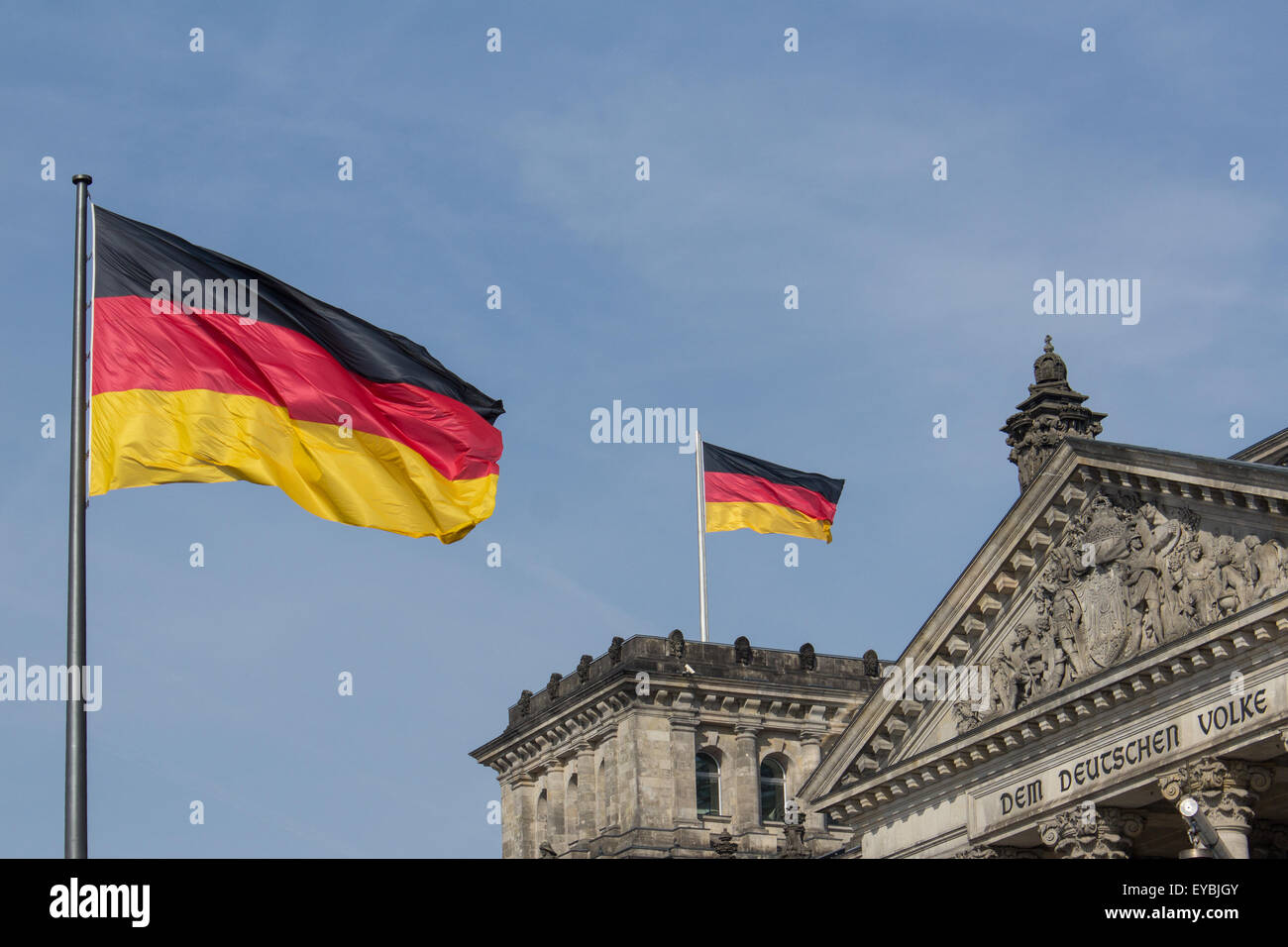Bandiera tedesca sull'edificio del reichstag immagini e fotografie ...