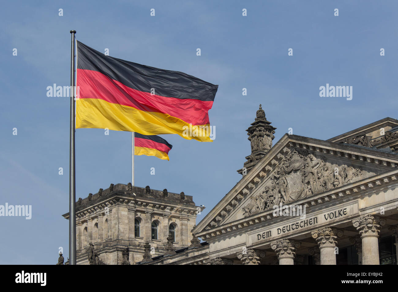 Bandiera tedesca sull'edificio del reichstag immagini e fotografie ...