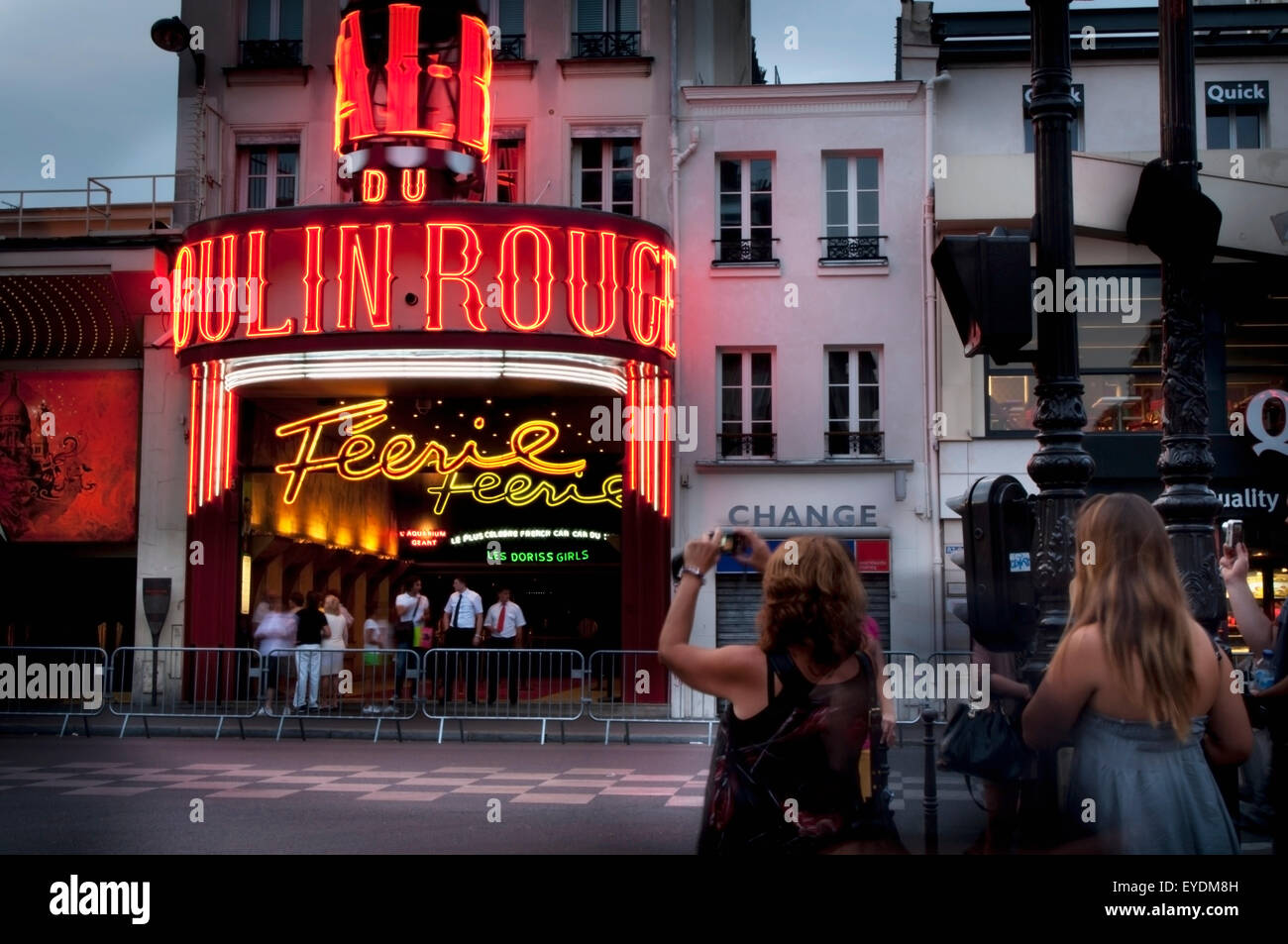 Moulin rouge street view immagini e fotografie stock ad alta ...