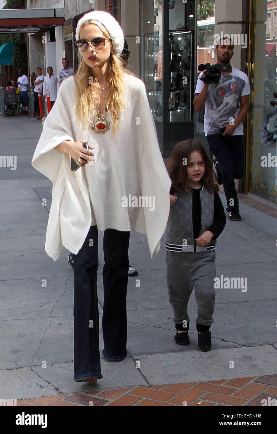 Rachel Zoe e suo figlio shopping per lo yogurt greco in Beverly Hills ...