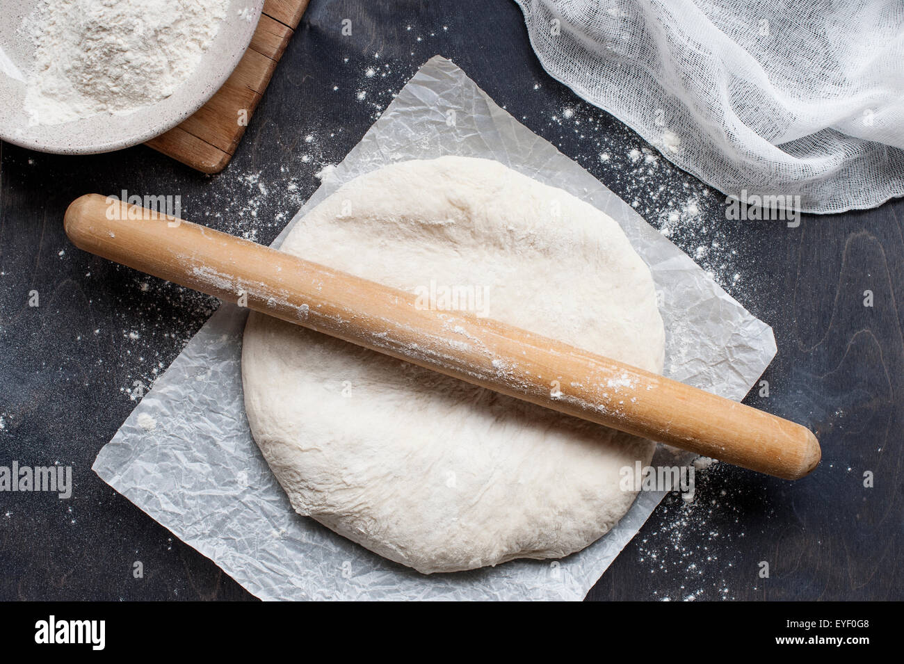 Stendere la pasta della pizza immagini e fotografie stock ad alta ...