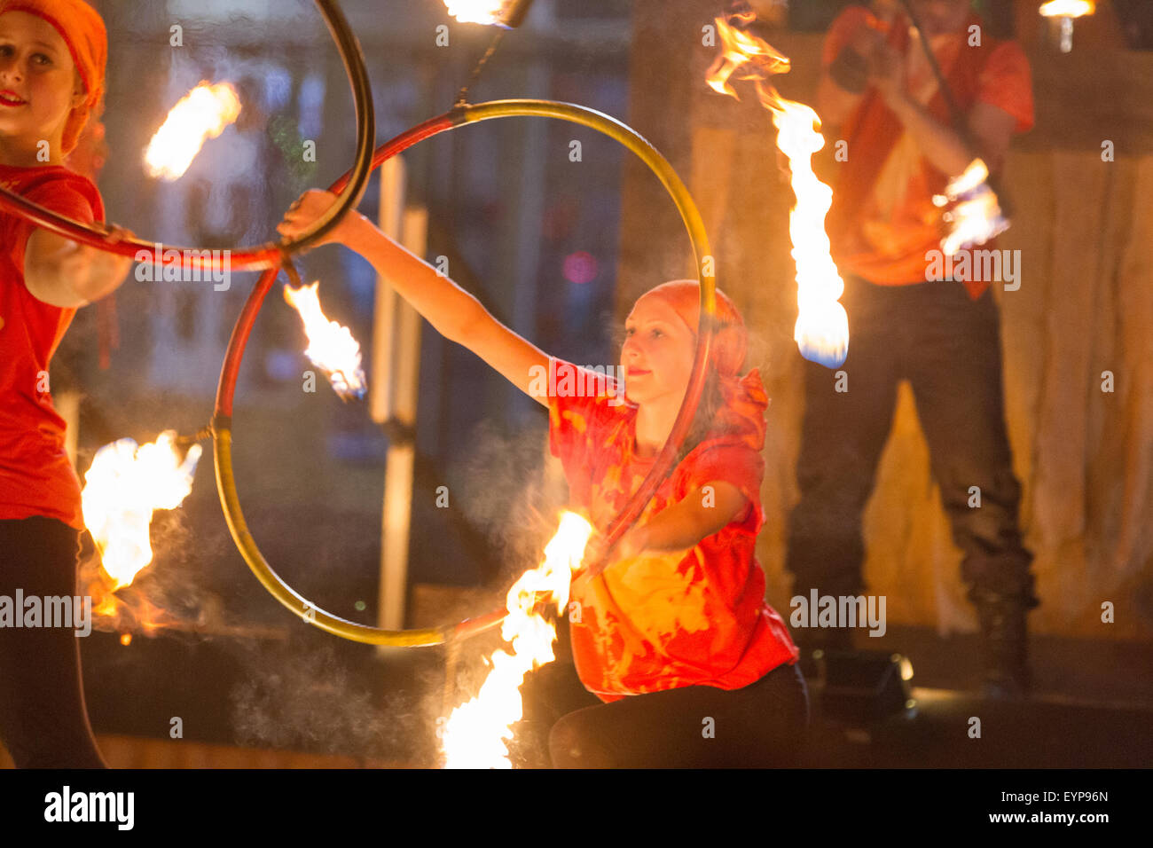 Fire circus immagini e fotografie stock ad alta risoluzione - Alamy