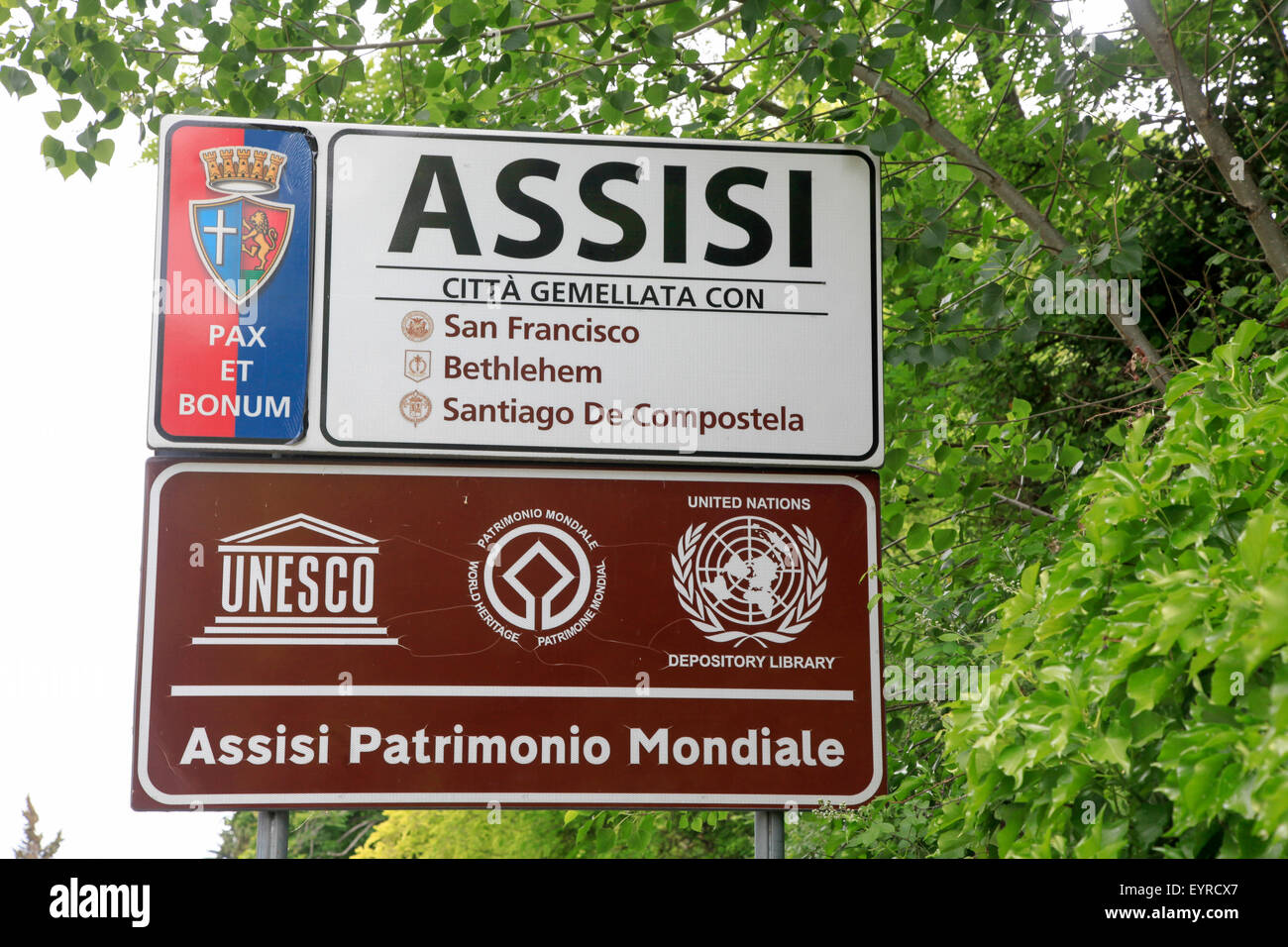 Cartello stradale ad Assisi, Umbria, Italia Foto stock - Alamy