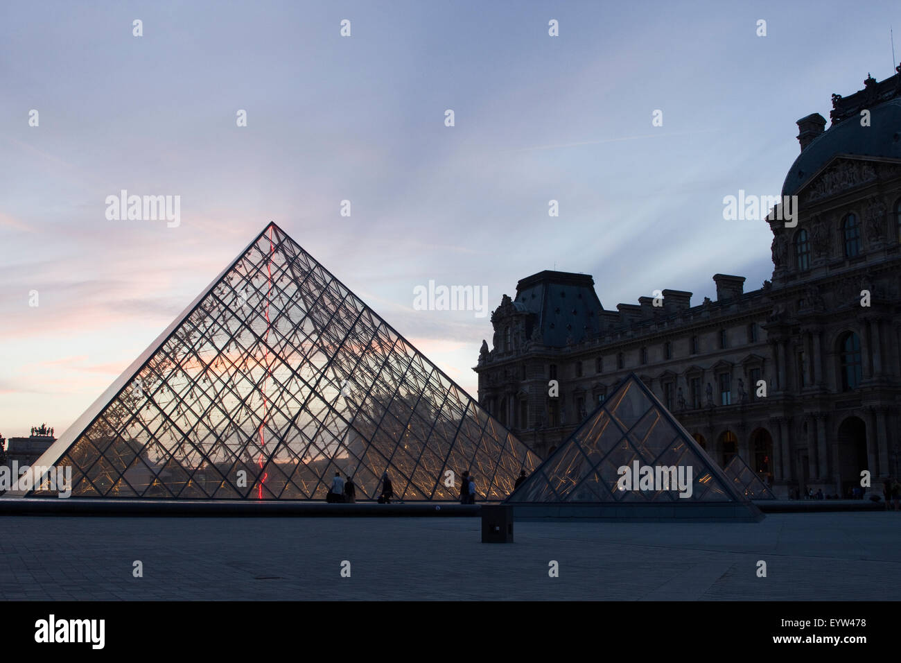 La famosa Piramide del Louvre (Pyramide du Louvre) con piccolo piramide ...