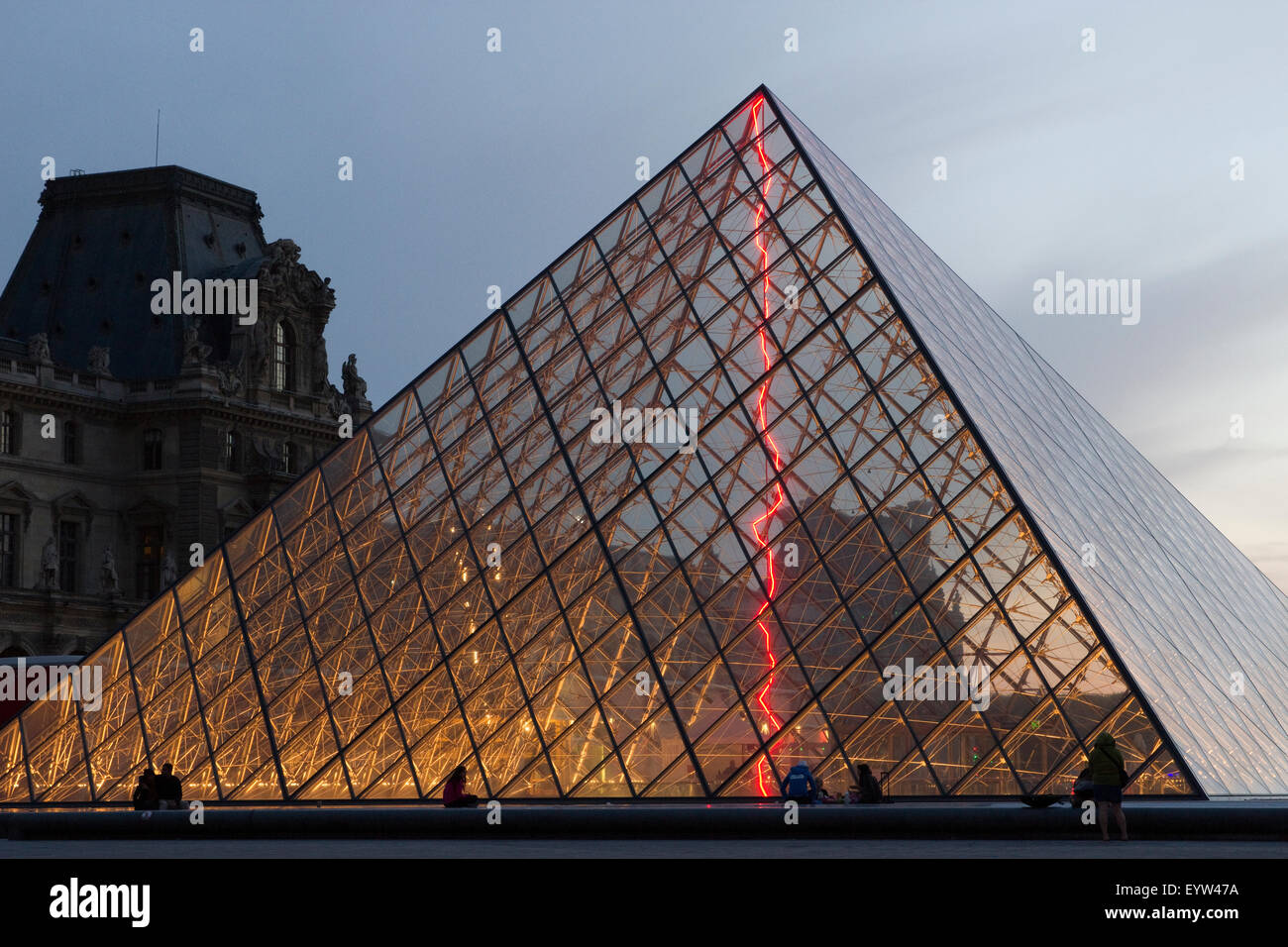 La Piramide del Louvre (Pyramide du Louvre) al tramonto con il Pavillon ...