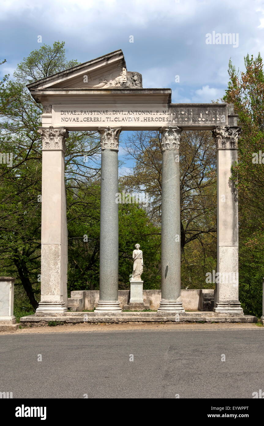 Colonna Romana e architrave struttura, il parco di Villa Borghese, Roma ...