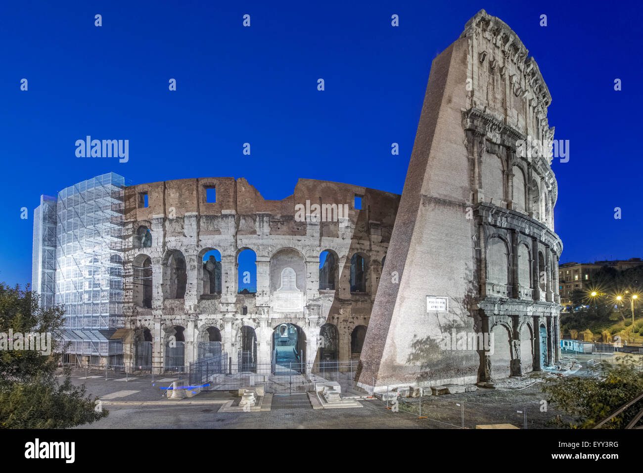 Colosseo rovine illuminata di notte, Roma, Italia Foto stock - Alamy