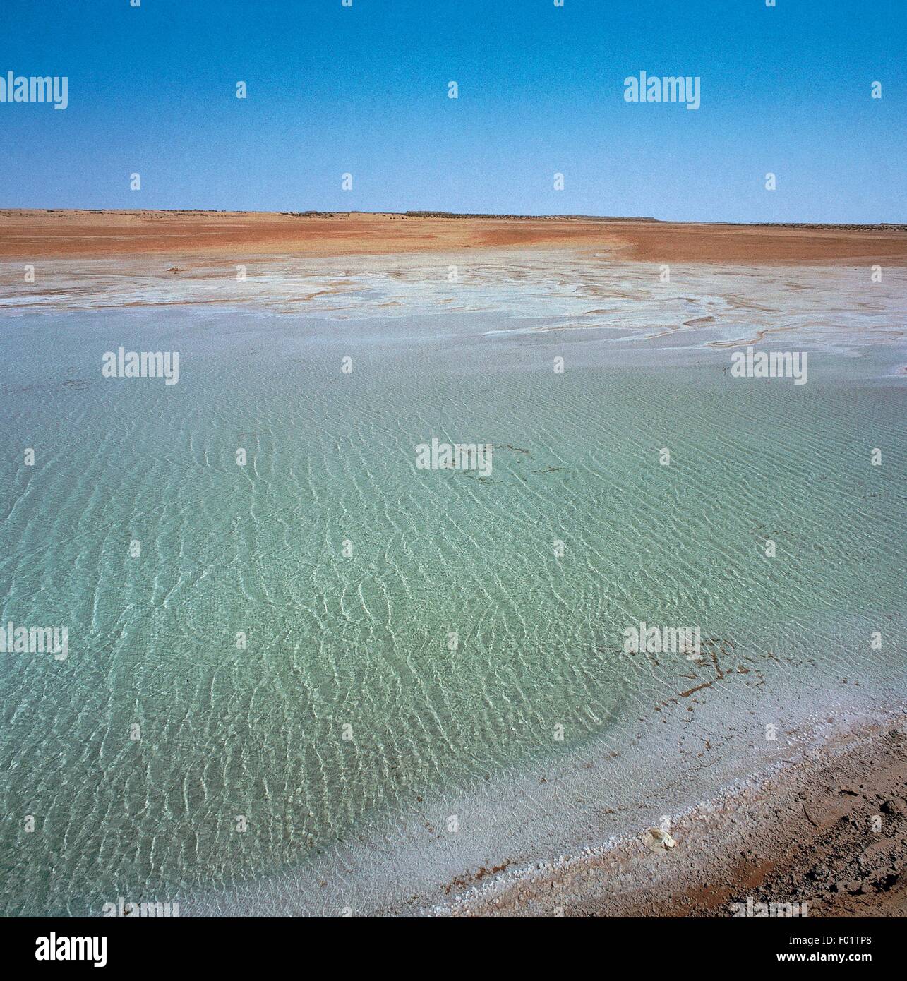 Chott-Melrhir, un lago che diventa un saltpan-lago durante la stagione ...