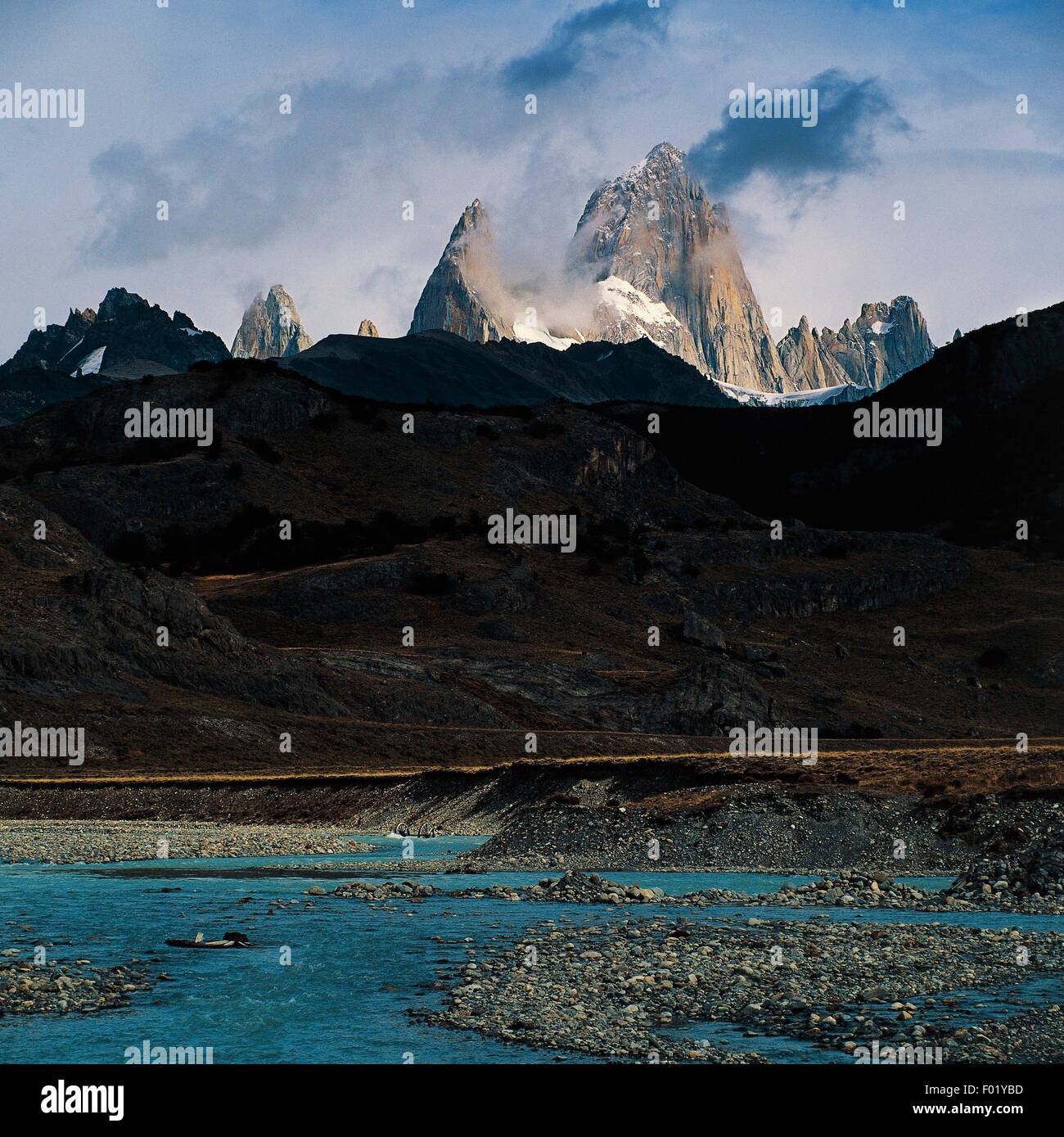 Cerro Chalten (o Cerro Fitz Roy) e Rio Fitz Roy, parco nazionale Los ...