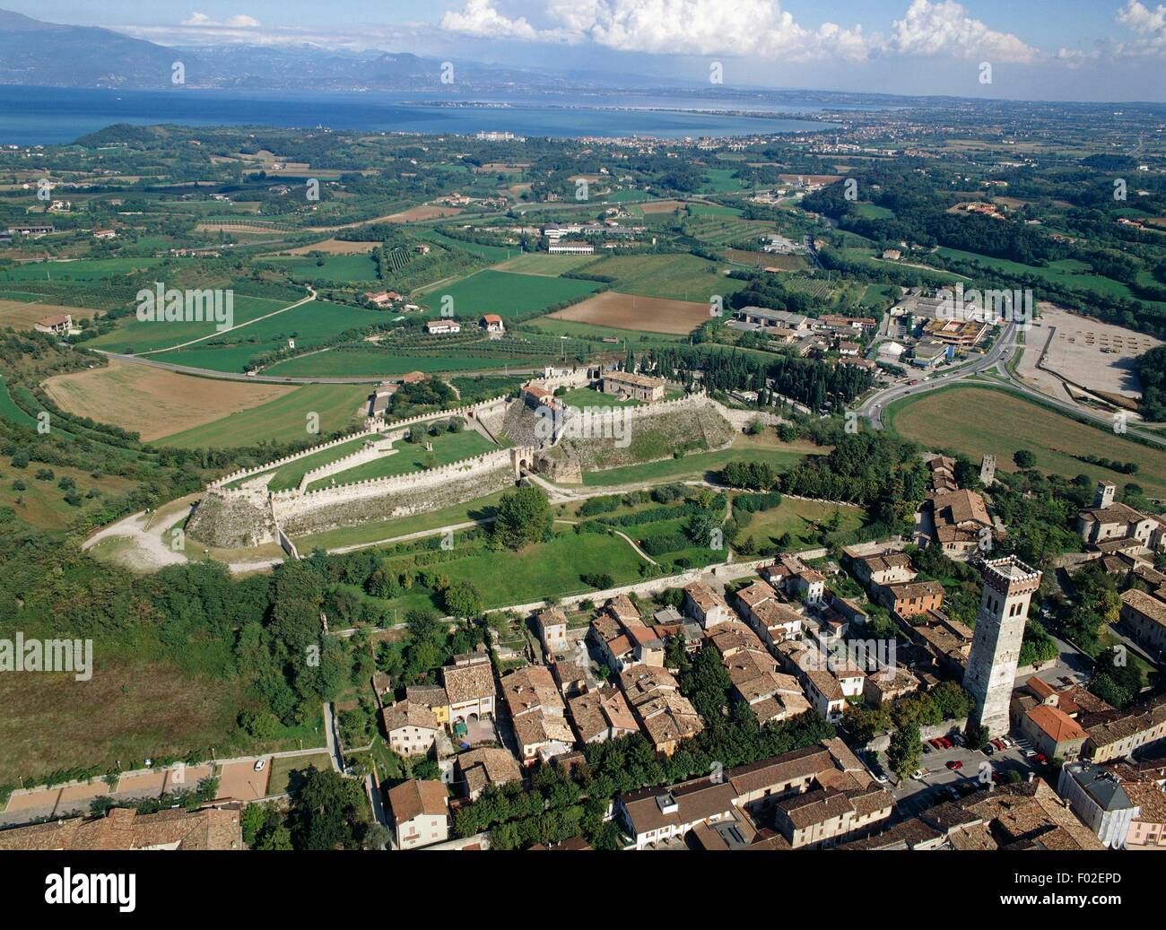 Vista aerea di Lonato con il castello e il Lago di Garda o Benaco in ...