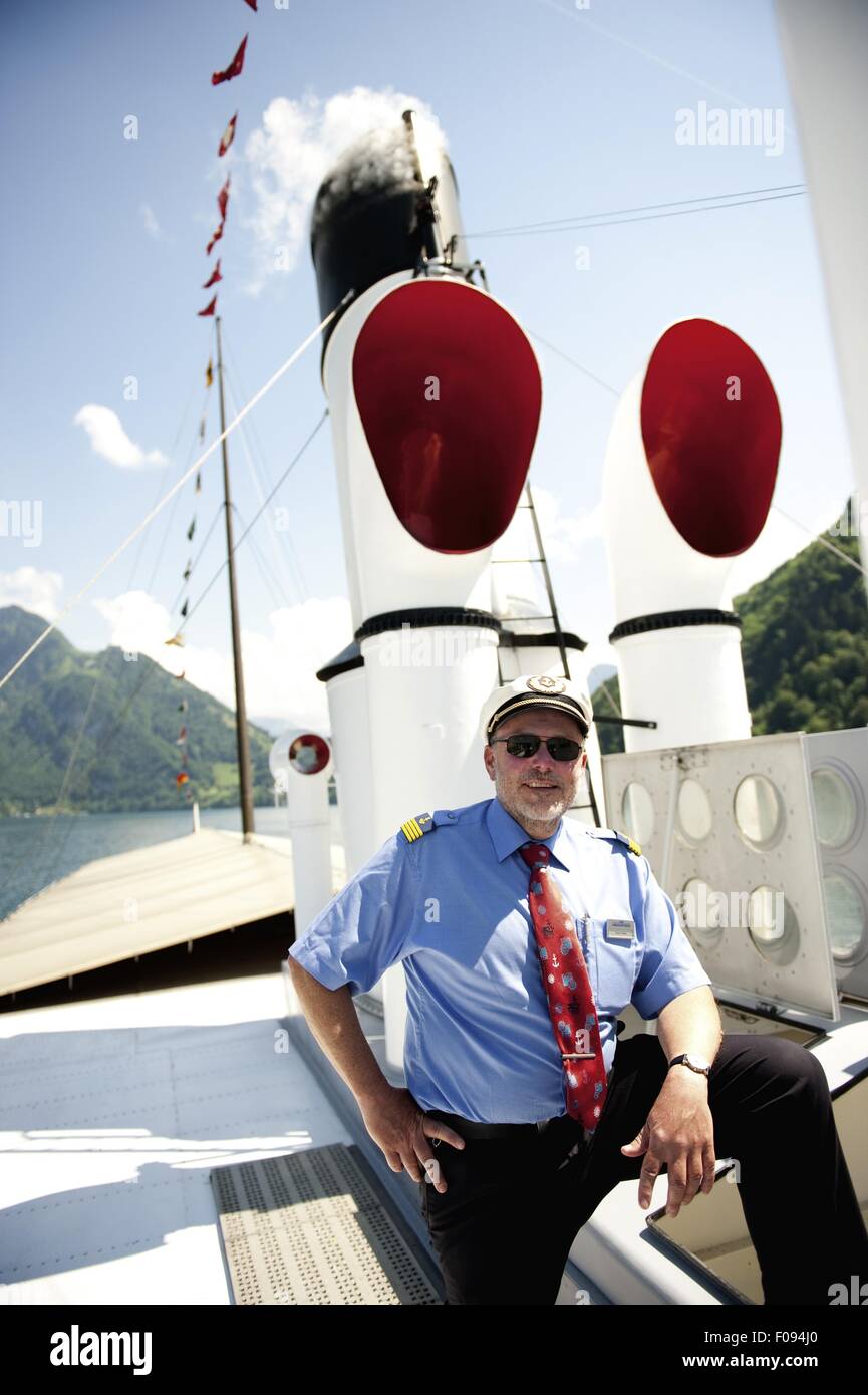 Ship captain uniform immagini e fotografie stock ad alta risoluzione ...