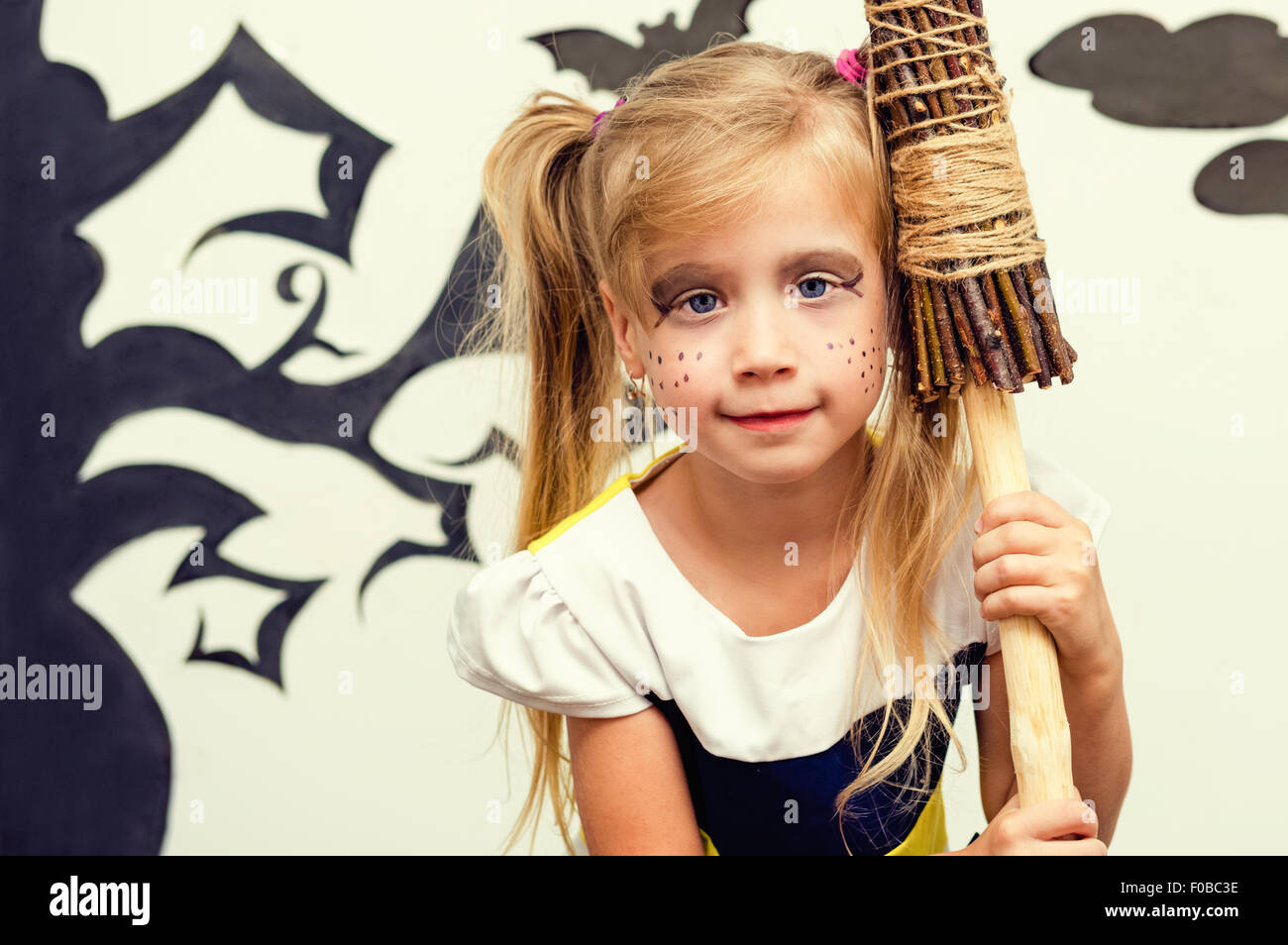 Piccola strega immagini e fotografie stock ad alta risoluzione - Alamy