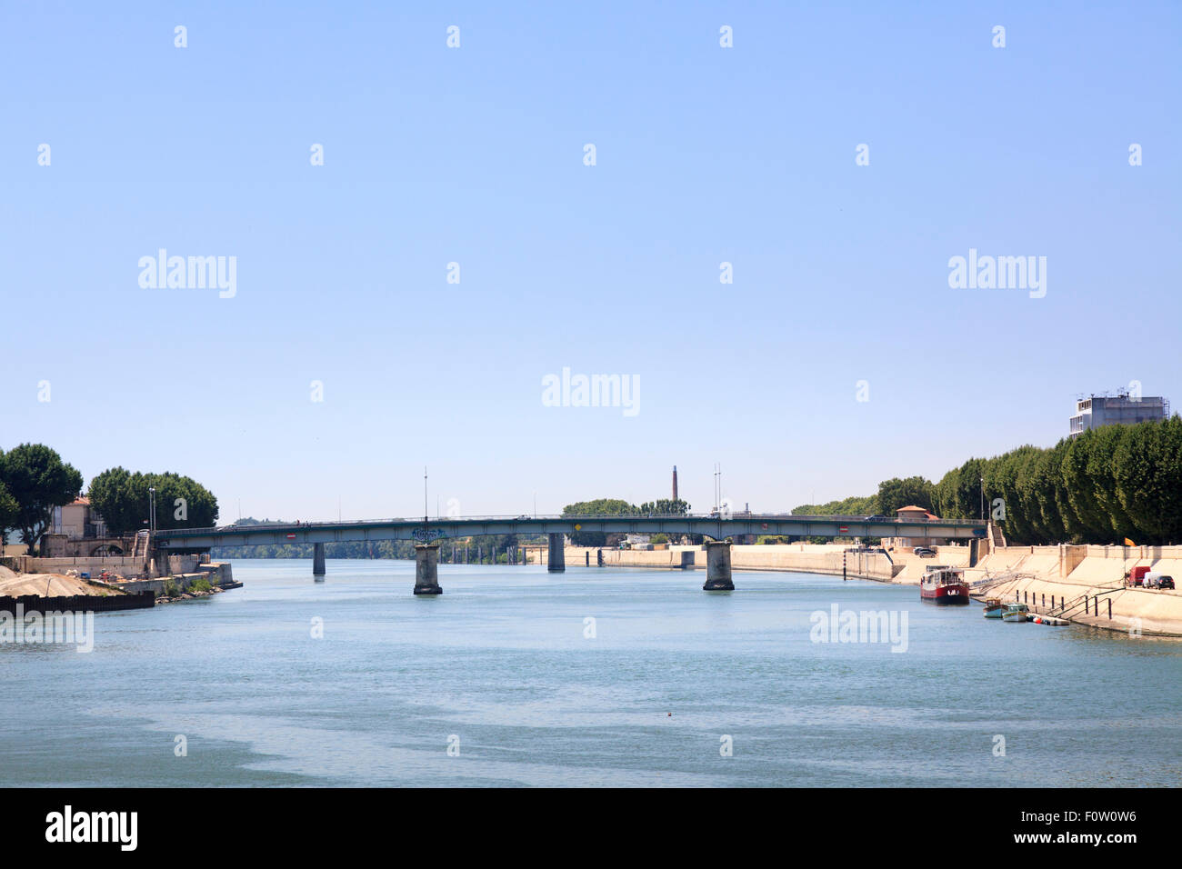 Ponte sul Fiume Rodano a Arles Francia Foto stock - Alamy