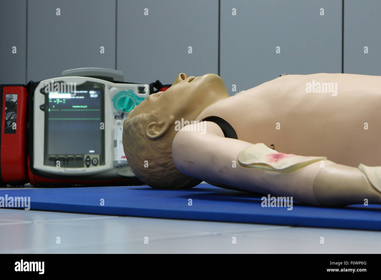 Equipo de desfibrilador de emergencia immagini e fotografie stock ad ...