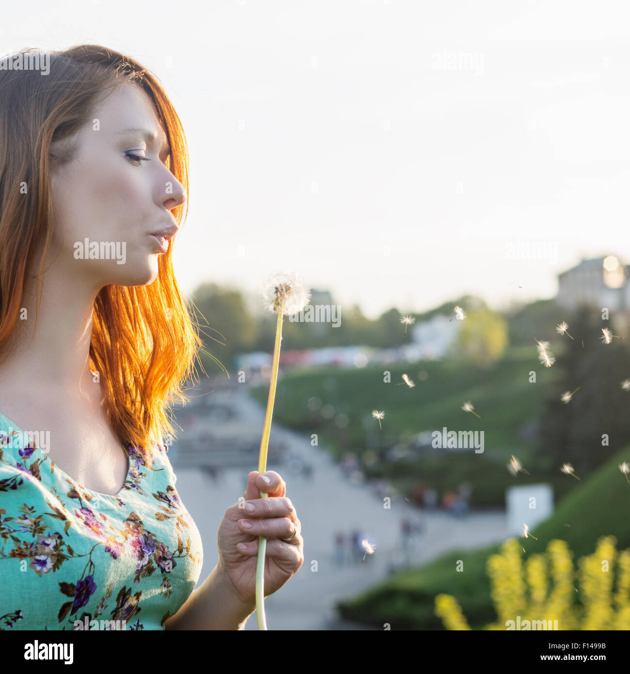 Ragazza e fiore immagini e fotografie stock ad alta risoluzione - Alamy