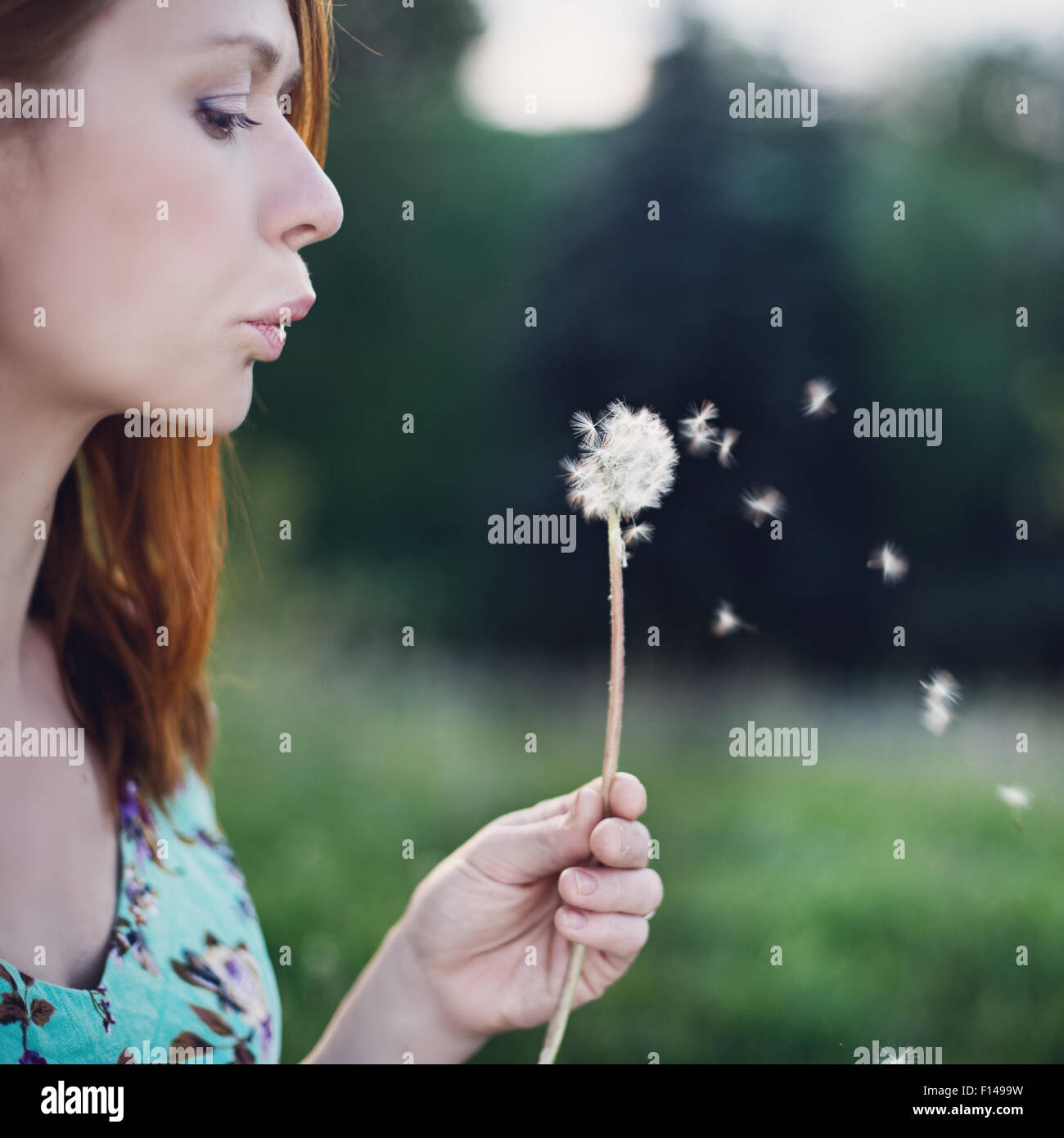 Soffiando le labbra immagini e fotografie stock ad alta risoluzione - Alamy